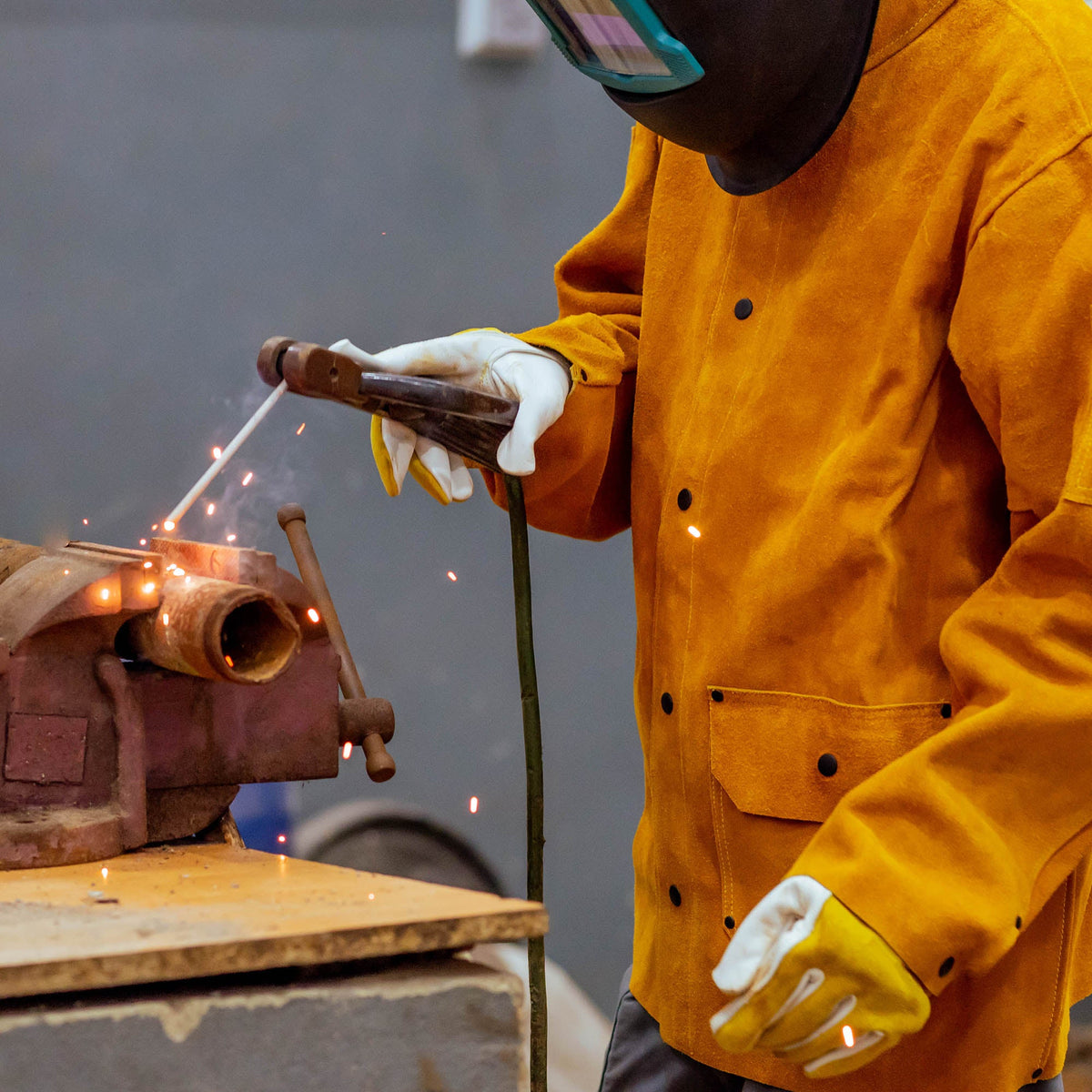 The Evolution of Welding Aprons: From Simple Beginnings to Modern Marvels